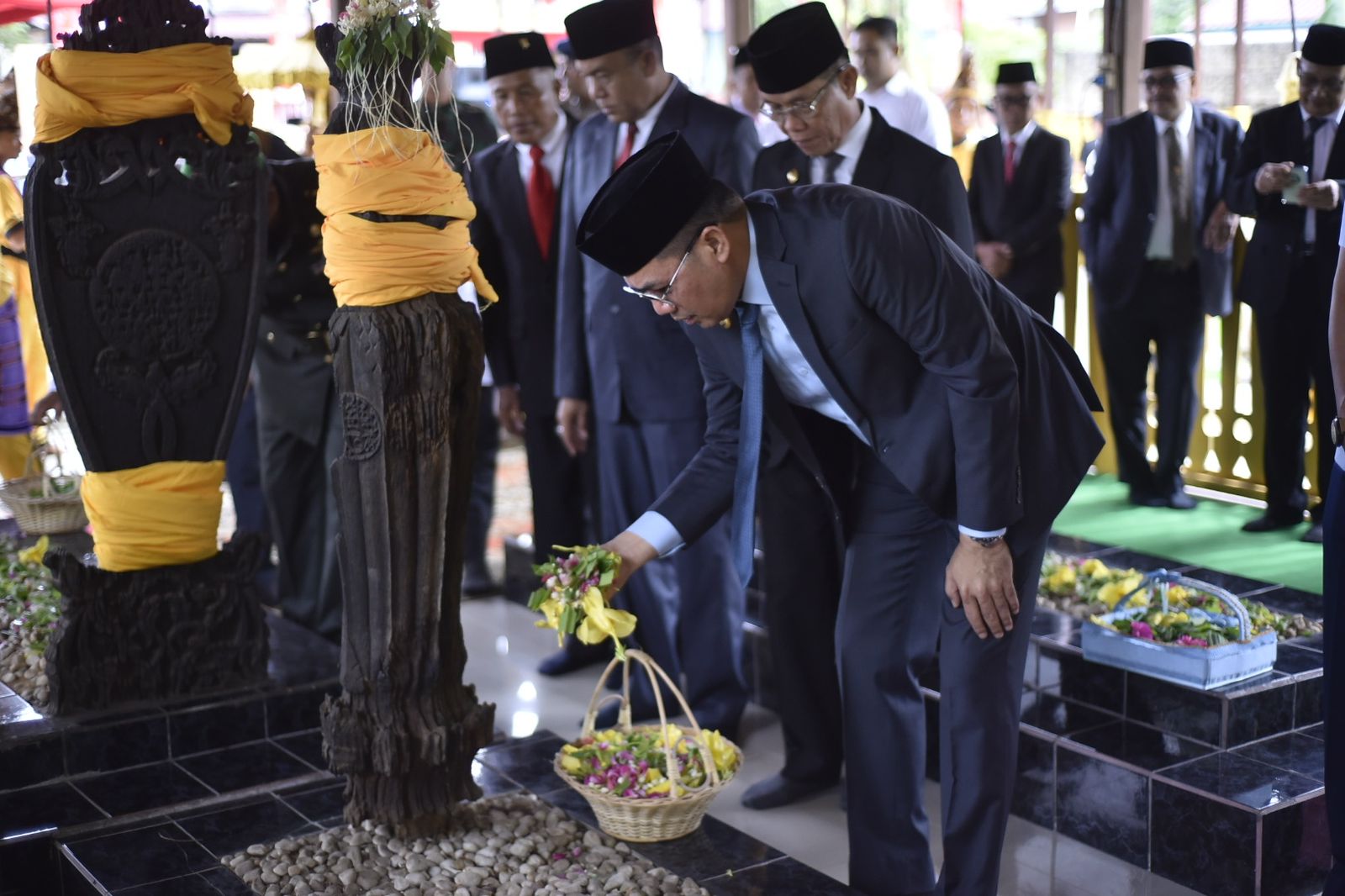 Andi Harun Beserta Jajaran Melakukan Ziarah Ke Makam Salah Satu Pendiri Kota Samarinda - Harian ...
