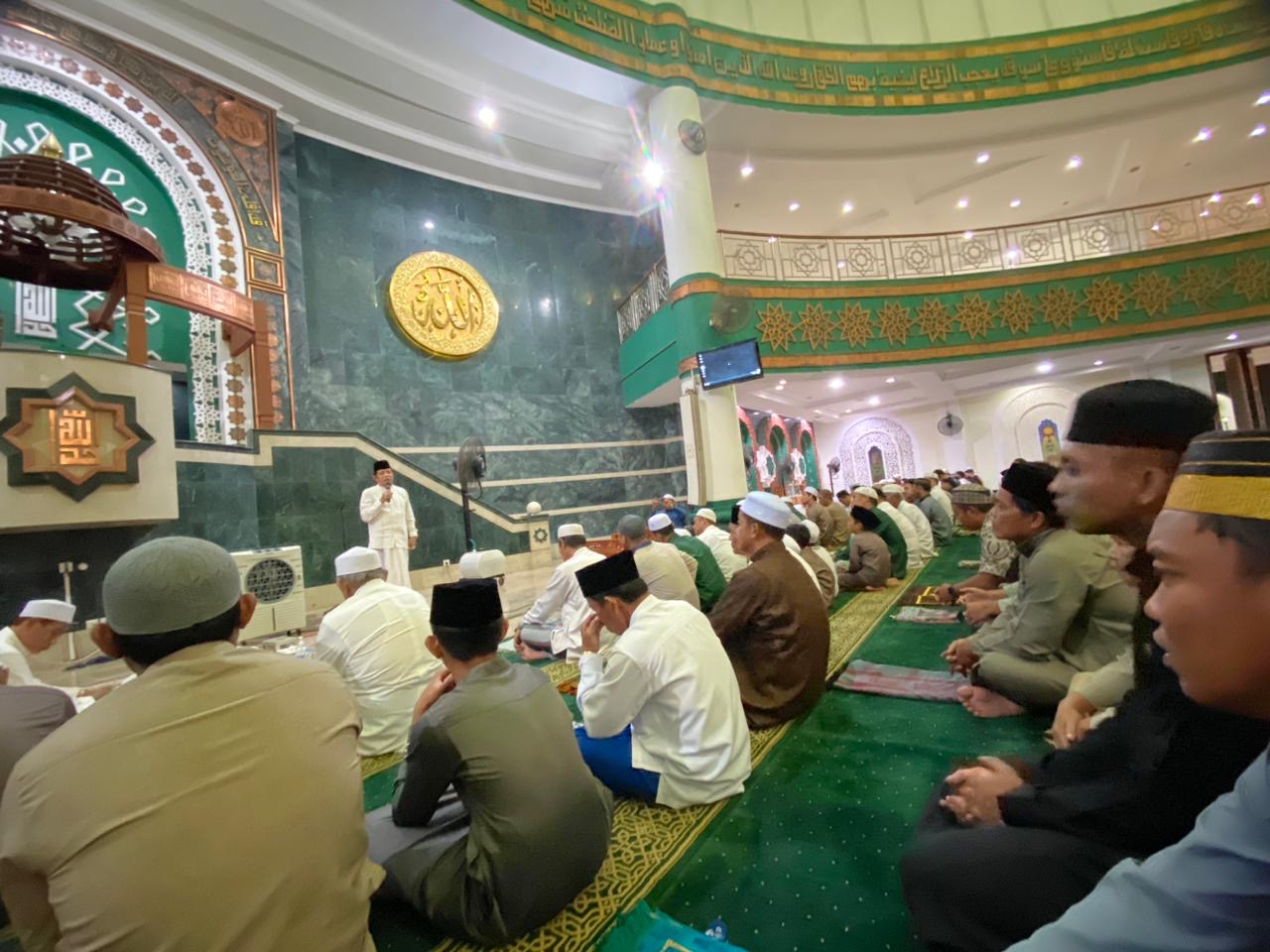 Salat Tarawih Pertama,Ratusan Masyarakat Penuhi Masjid Agung - Harian Borneo Post
