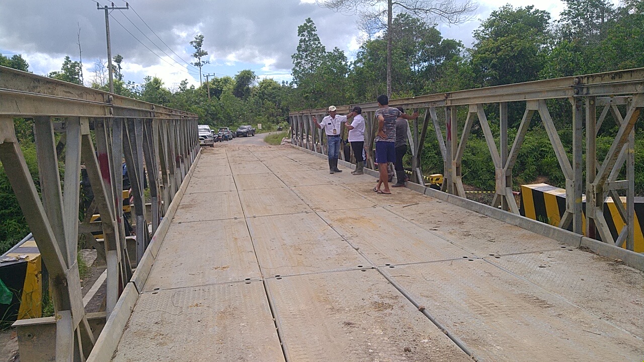 Maksimal Bobot 20 Ton, Jembatan Bailey di Tanjung Batu Sudah Bisa Dilalui Roda 2 dan 4 - Harian ...